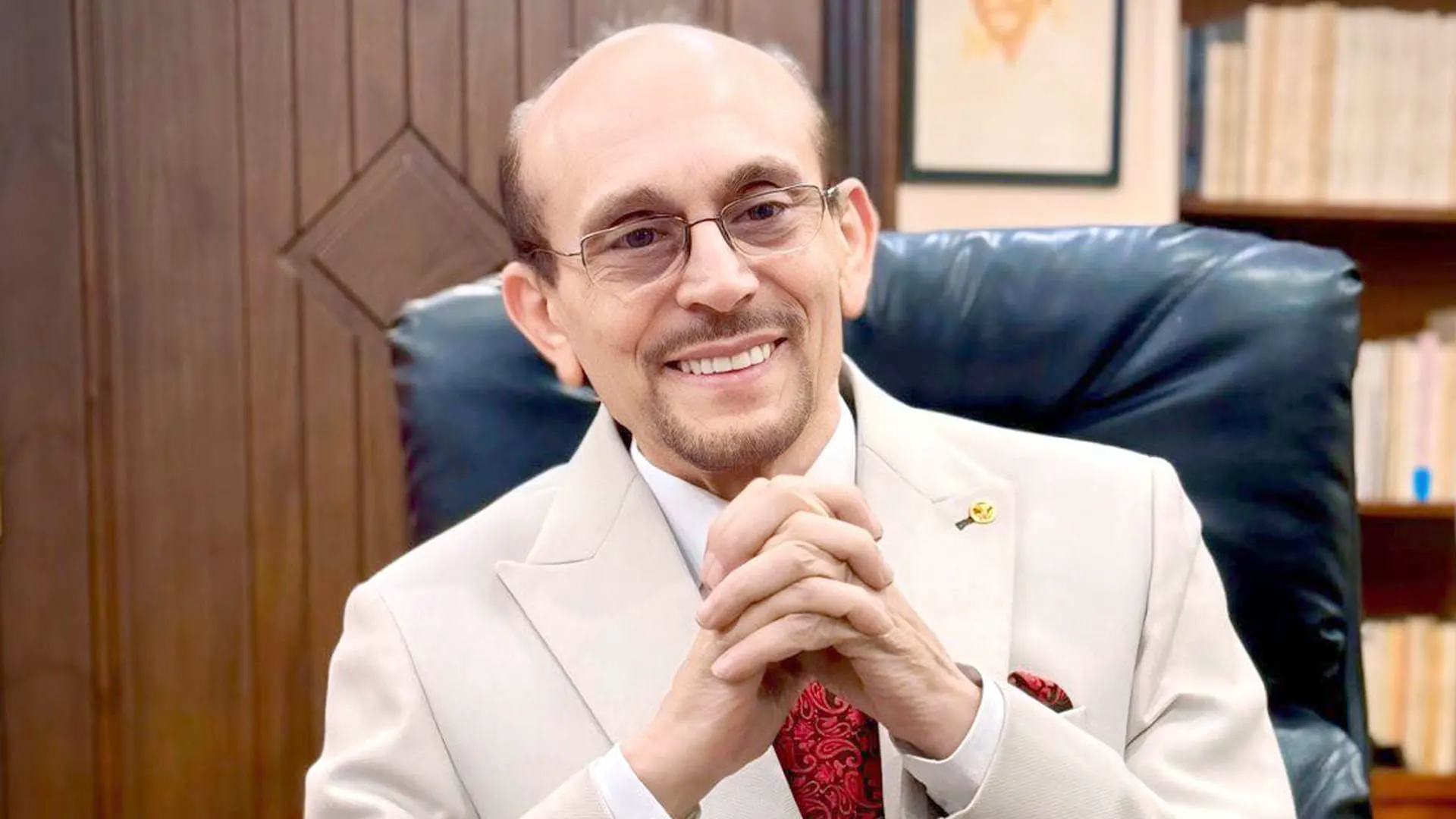 The head of the Egyptian Actors Syndicate denies rumors of the death of artist Mohamed Sobhi and ...