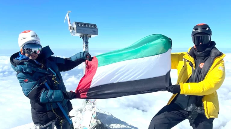 Fatma Al Awadhi embraces the summit of "Venson"