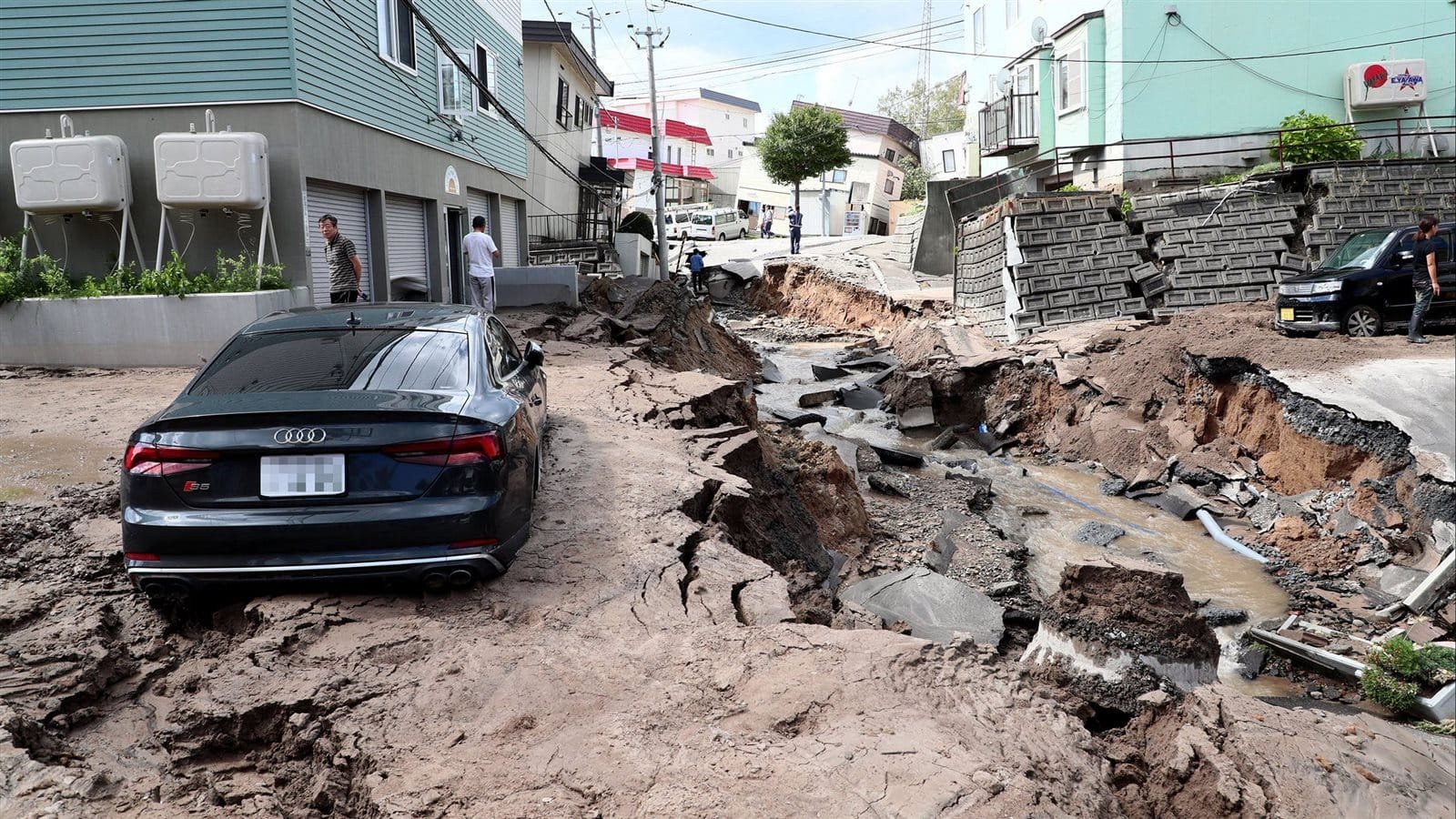 Japan: Earthquake triggers panic in coastal areas