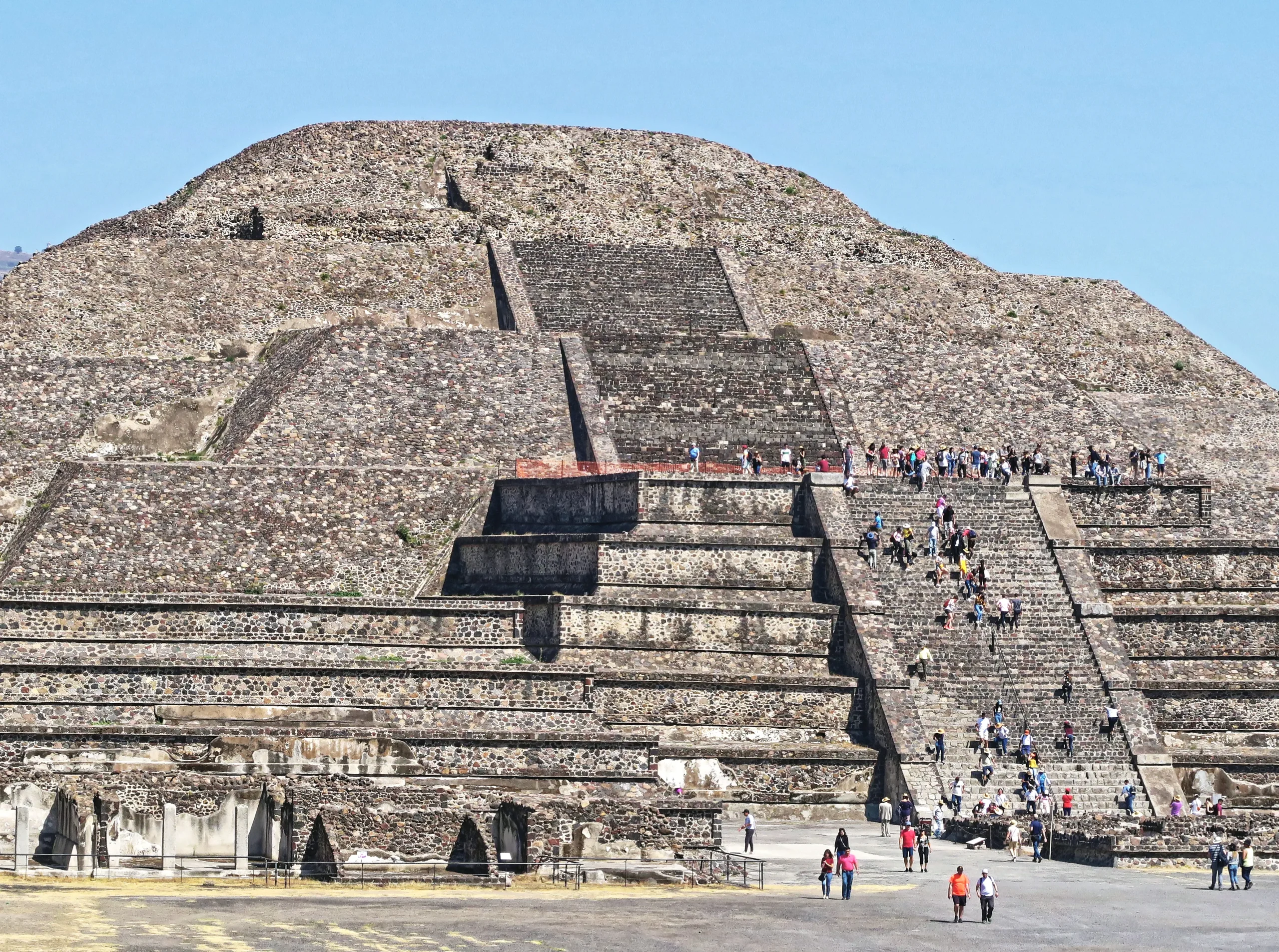 Tragedy in Mexico: Random gunfire atop the "Pyramid of the Moon" leaves ...